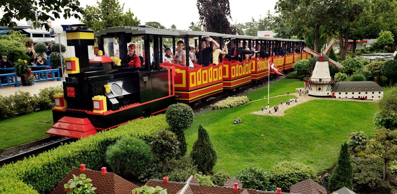 Legoland - roliga åkattraktioner och upplevelser bland legobitar